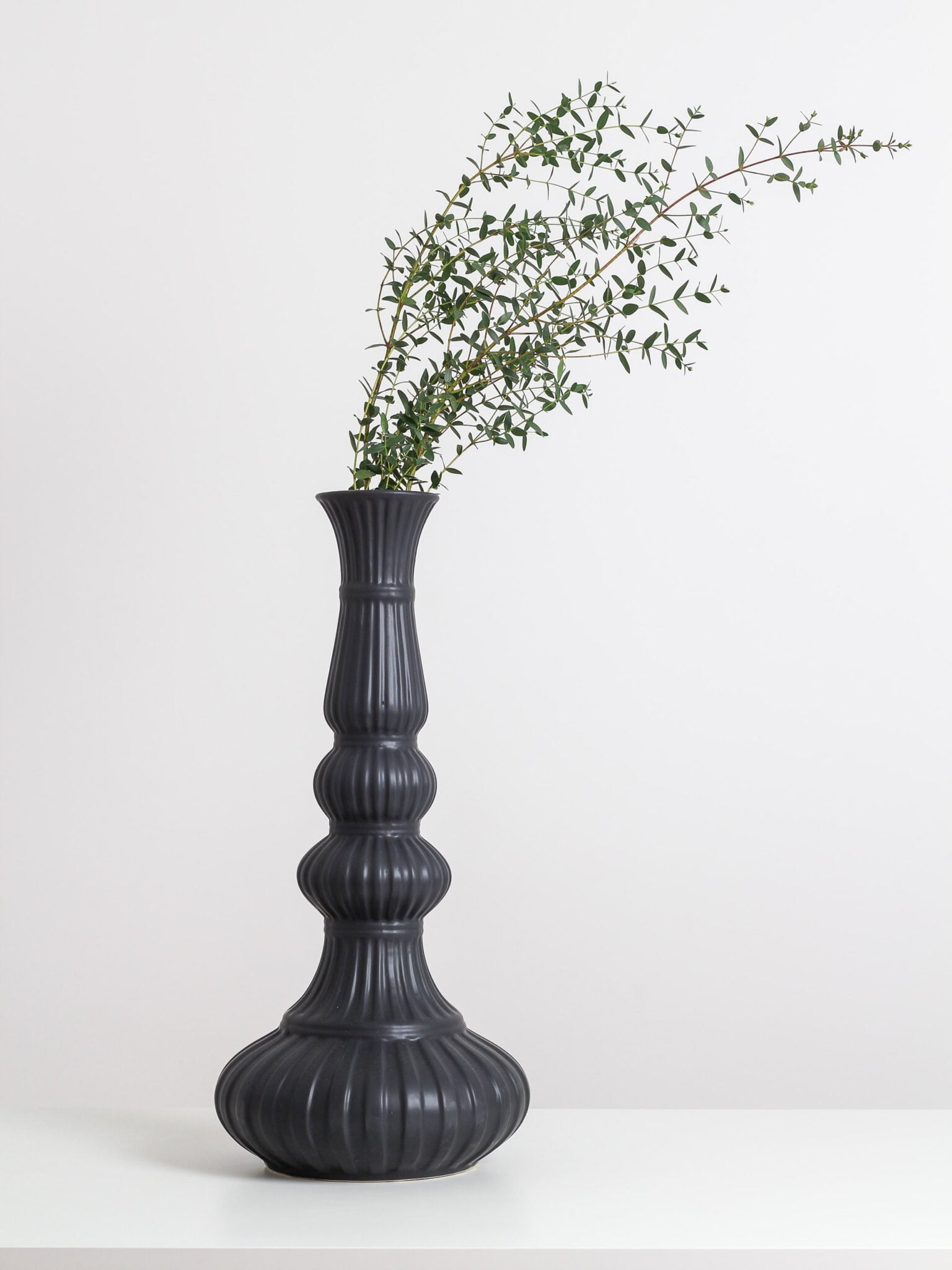 Juoda stilinga keraminė vaza — Story by Nature